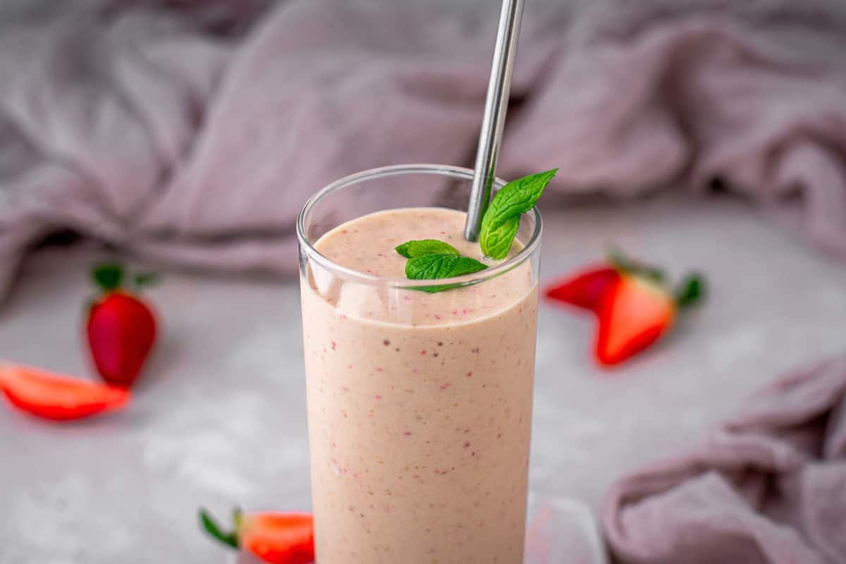Keto Strawberry Smoothie - Just 5 Ingredients! - KetoConnect